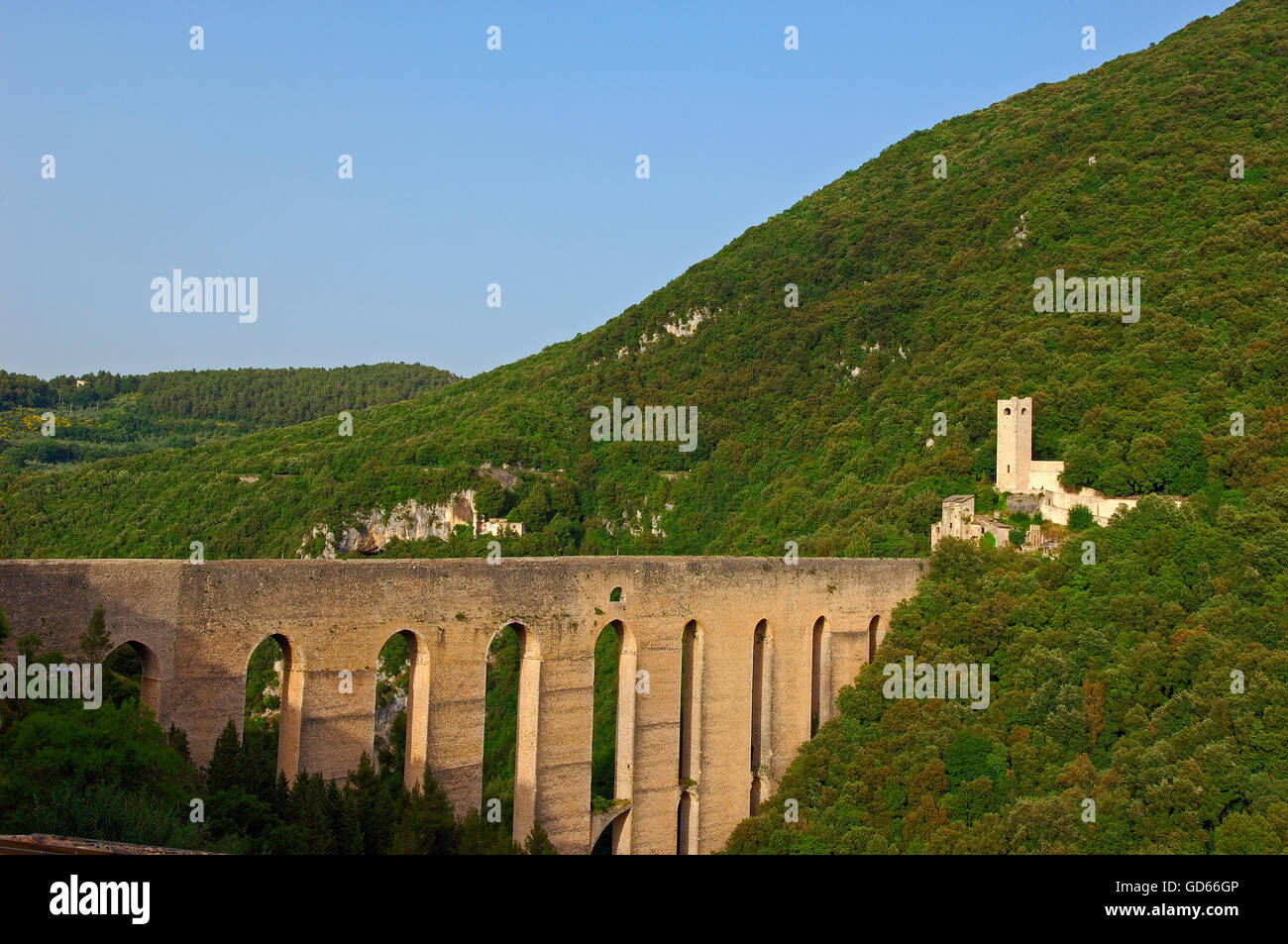 Spoleto umbria ponte delle torri hi-res stock photography and images ...