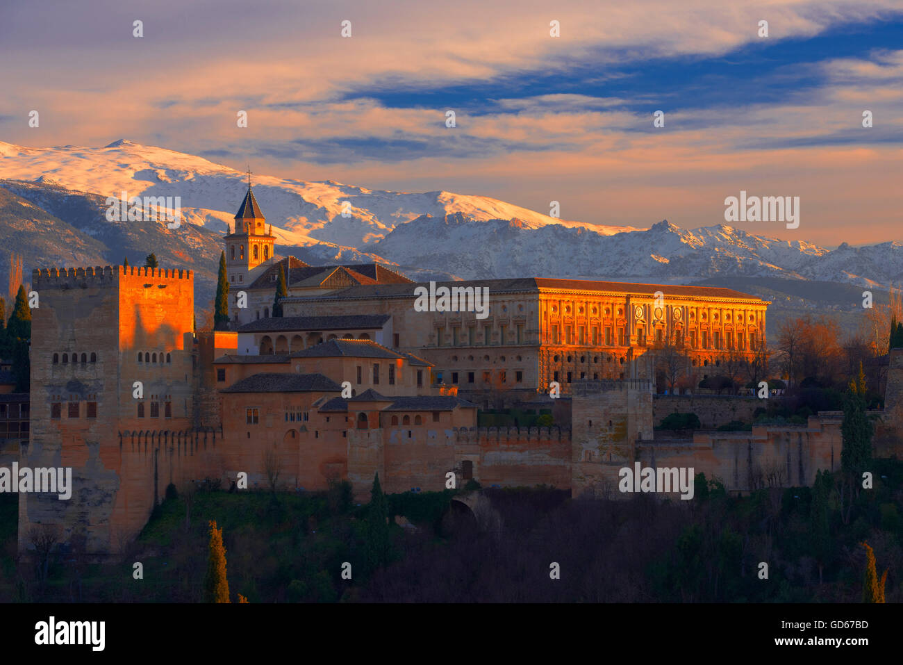 Alhambra, UNESCO World Heritage Site, Sierra Nevada and la Alhambra at ...