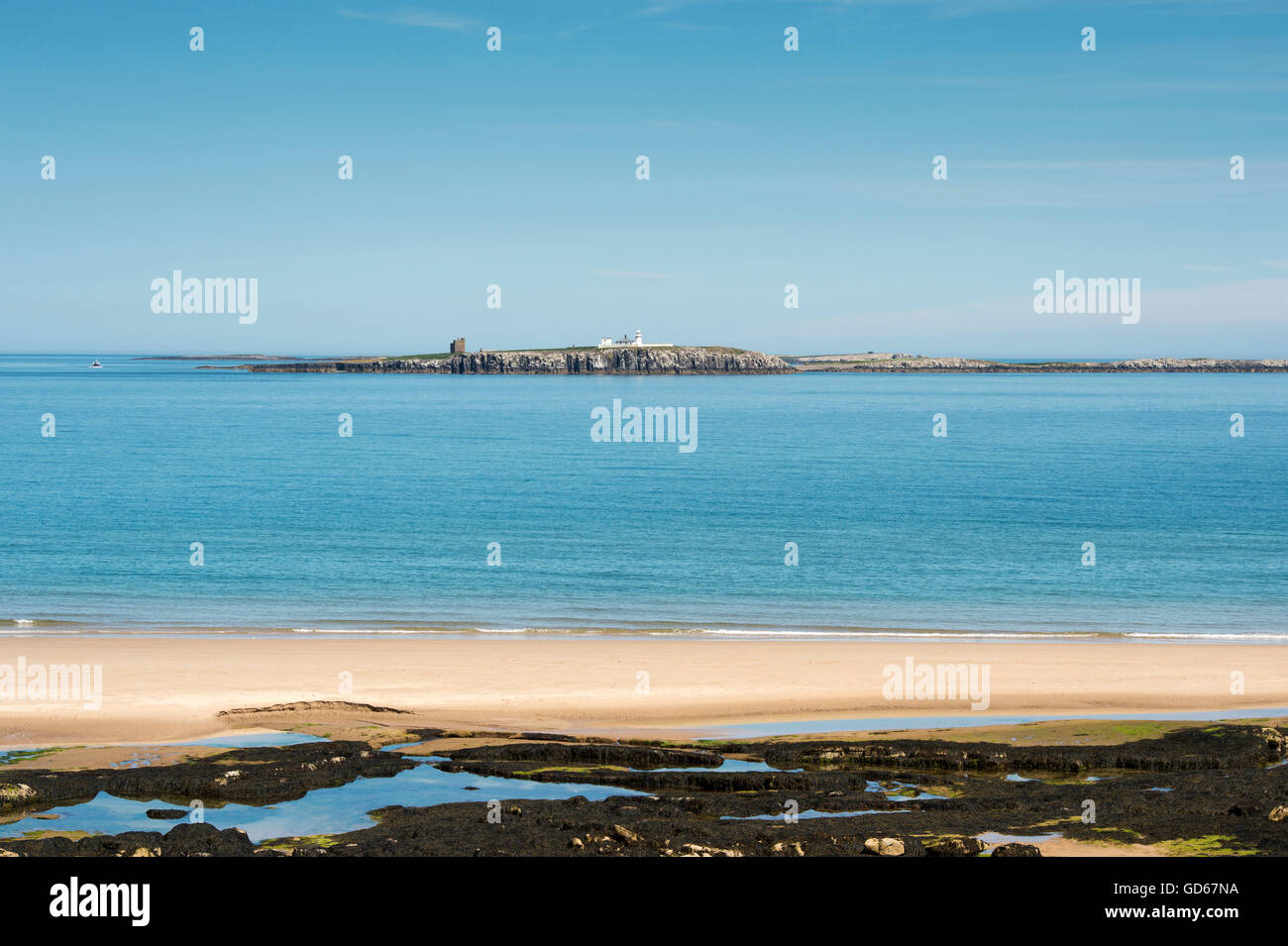 Rocky islands off the coast hi-res stock photography and images - Alamy