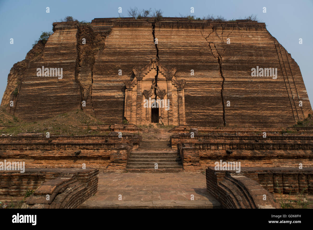 Mingun temples hi-res stock photography and images - Alamy