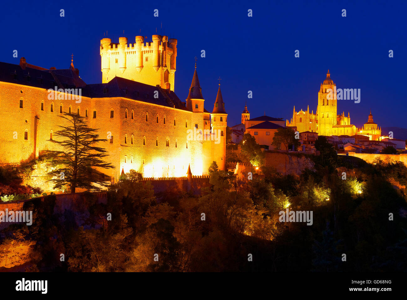 Alcazar fortress and cathedral at Dusk, Segovia, Castilla-Leon, Spain ...