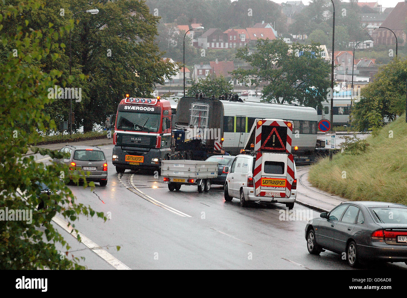 Heavy Haul truck with long and wide load maneuvers wrong way trough ...