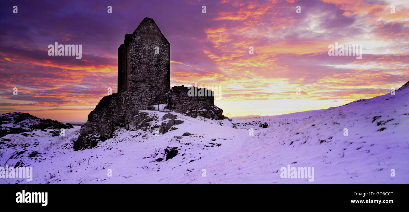 Scottish castles winter snow hi-res stock photography and images - Alamy