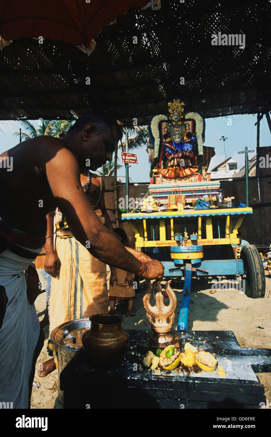 Hindu devotee performing rituals hi-res stock photography and images ...