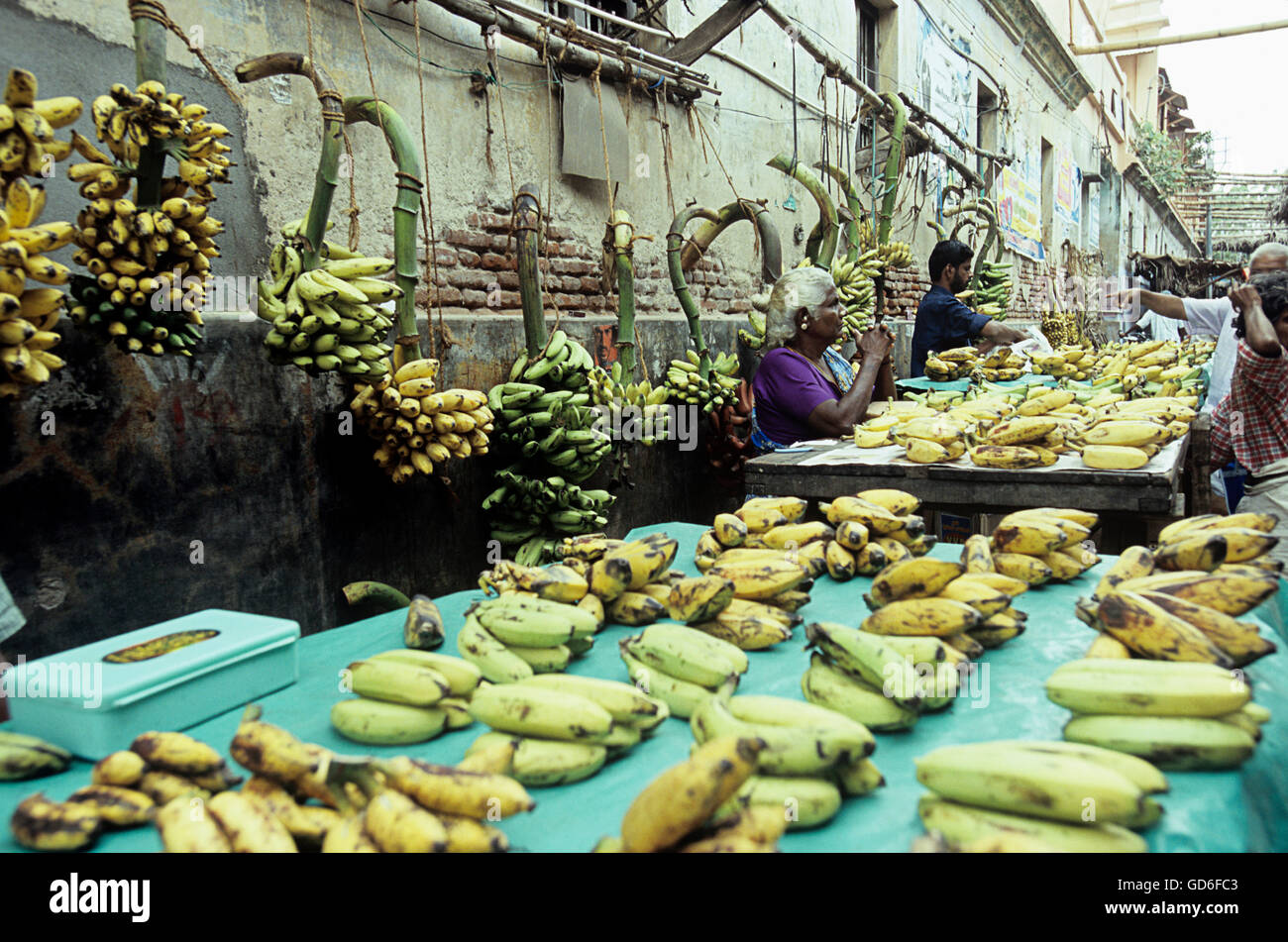 Market selling bananas Stock Photo - Alamy