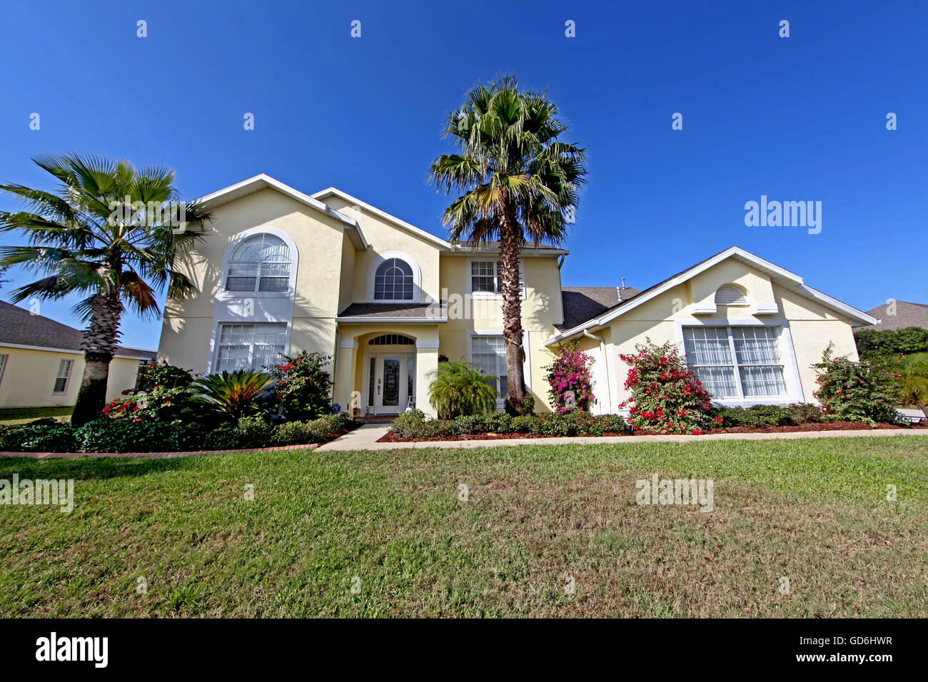 Home exterior windows hi-res stock photography and images - Alamy