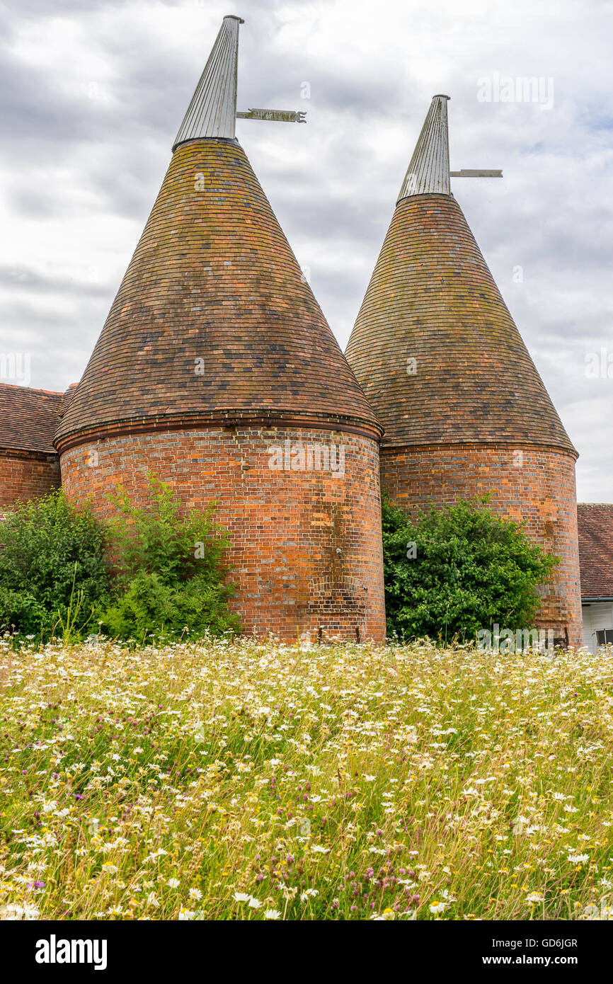 Oast houses in kent hi-res stock photography and images - Alamy
