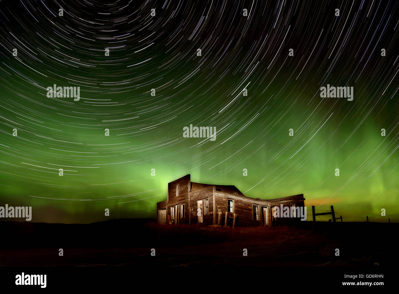 Star trails northern lights hi-res stock photography and images - Alamy