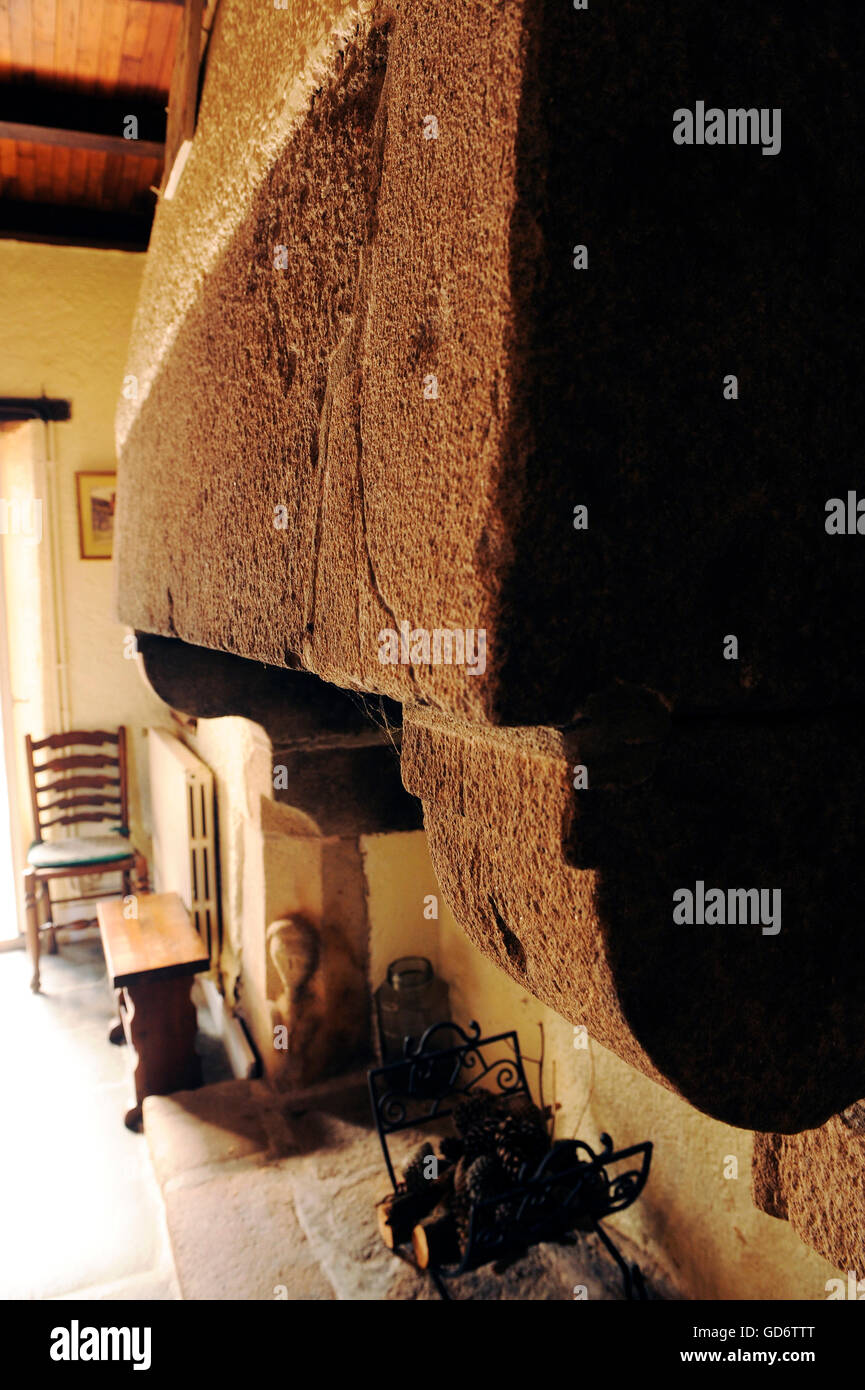 Old farmhouse fireplace hi-res stock photography and images - Alamy