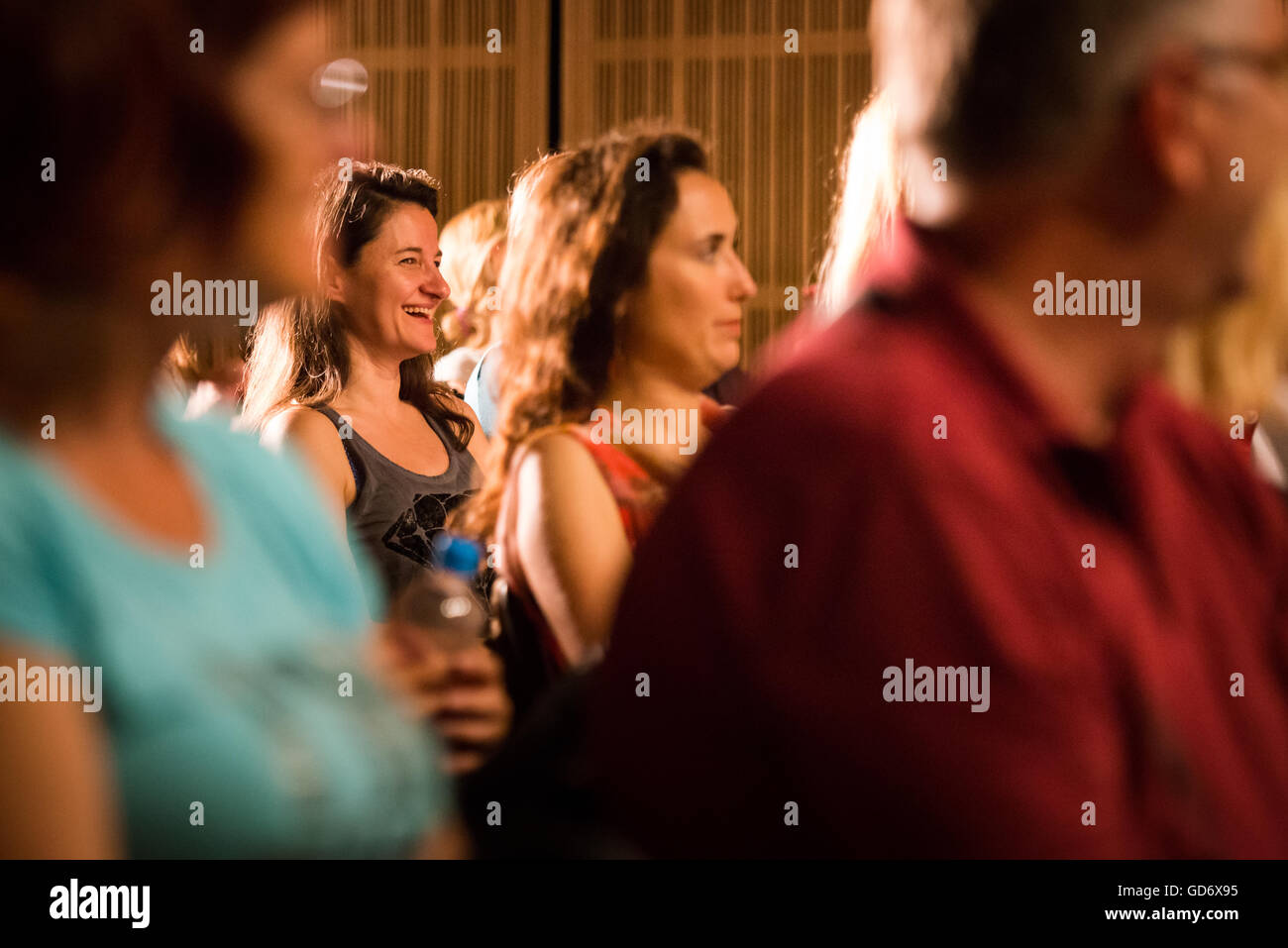 Comedian laughing audience hi-res stock photography and images - Alamy