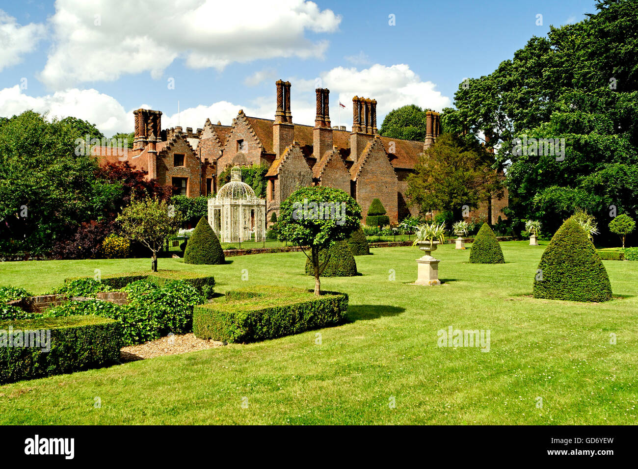 CHENIES MANOR GARDENS AND HOUSE Stock Photo - Alamy