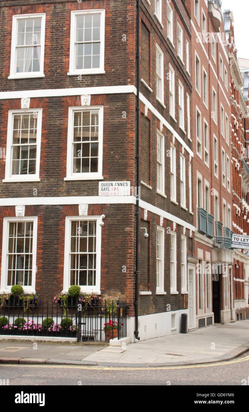 LONDON, UK - AUGUST 16, 2010: streetview of Queen Anne's Gate SW1 Stock ...