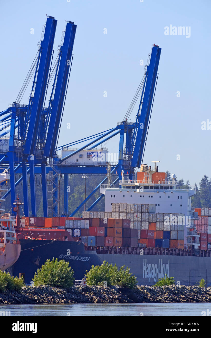Container cranes and ships hi-res stock photography and images - Alamy