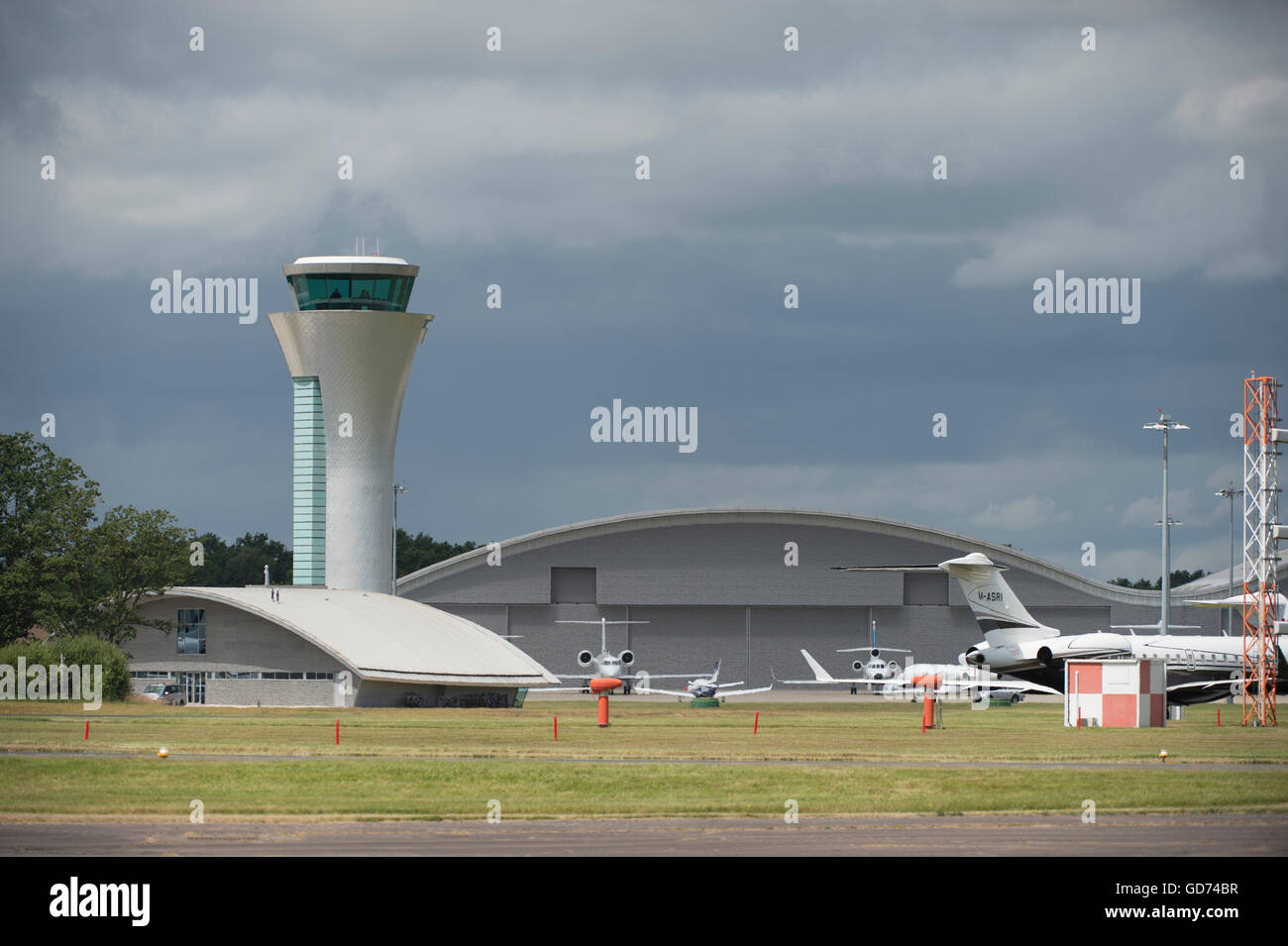 Farnborough airport hampshire england hi-res stock photography and ...