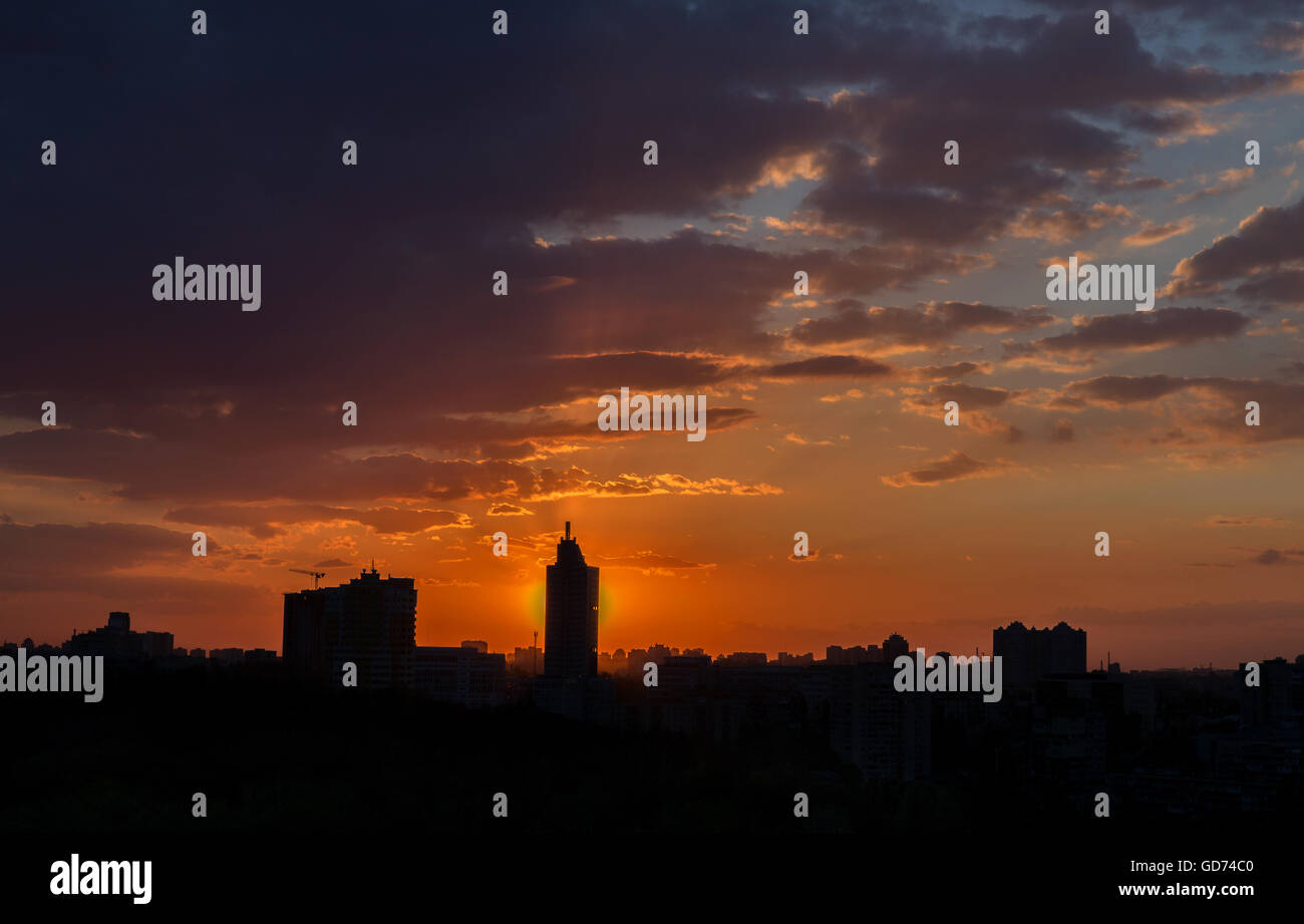 Dramatic skyscraper sky hi-res stock photography and images - Alamy