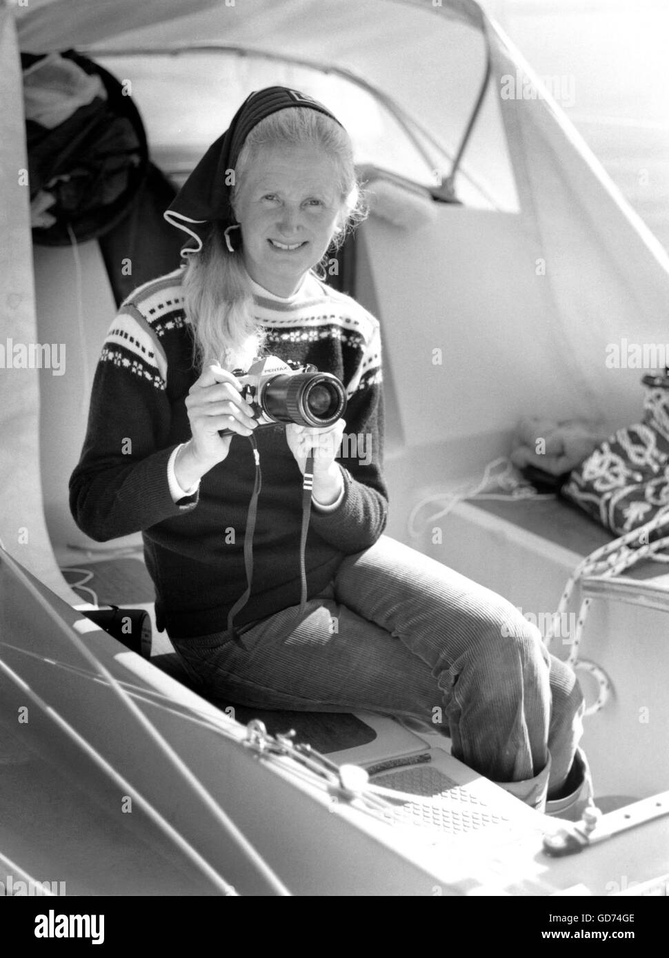 AJAXNETPHOTO. OCT 1982, SOUTHAMPTON, ENGLAND. BRITISH YACHTSWOMAN MARGARET HICKS (47) PREPARES ...