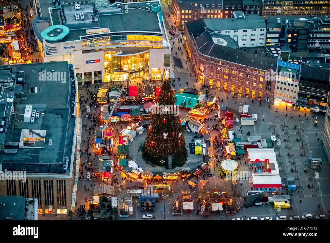 Giant christmas tree hi-res stock photography and images - Alamy