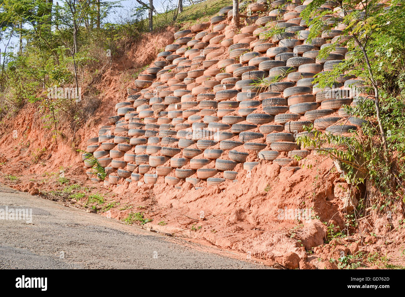 Attempt to control erosion on the roadside with tires in Petropolis ...