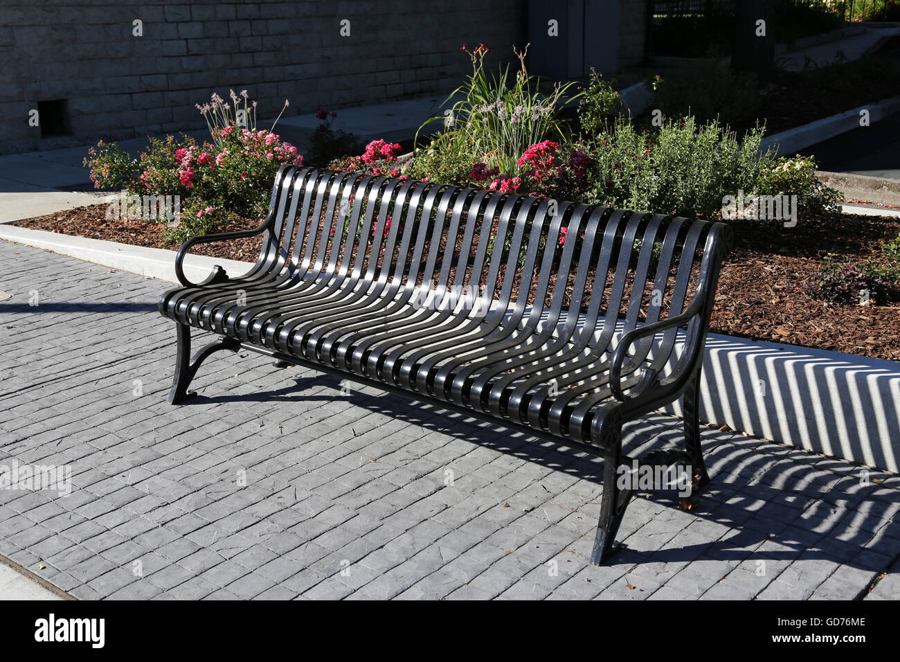 Metal park bench hi-res stock photography and images - Alamy