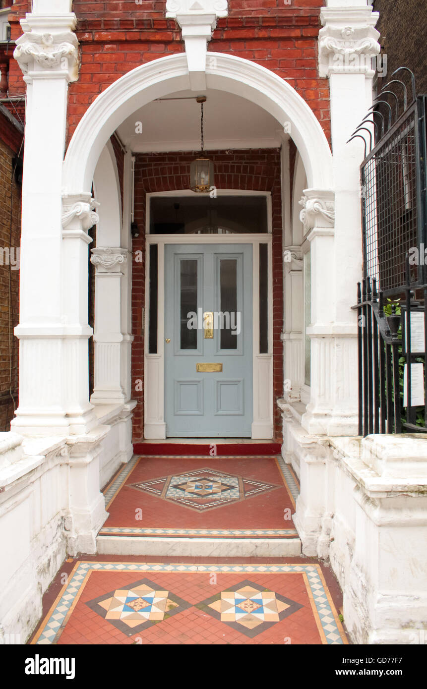 Old english style architecture hi-res stock photography and images - Alamy