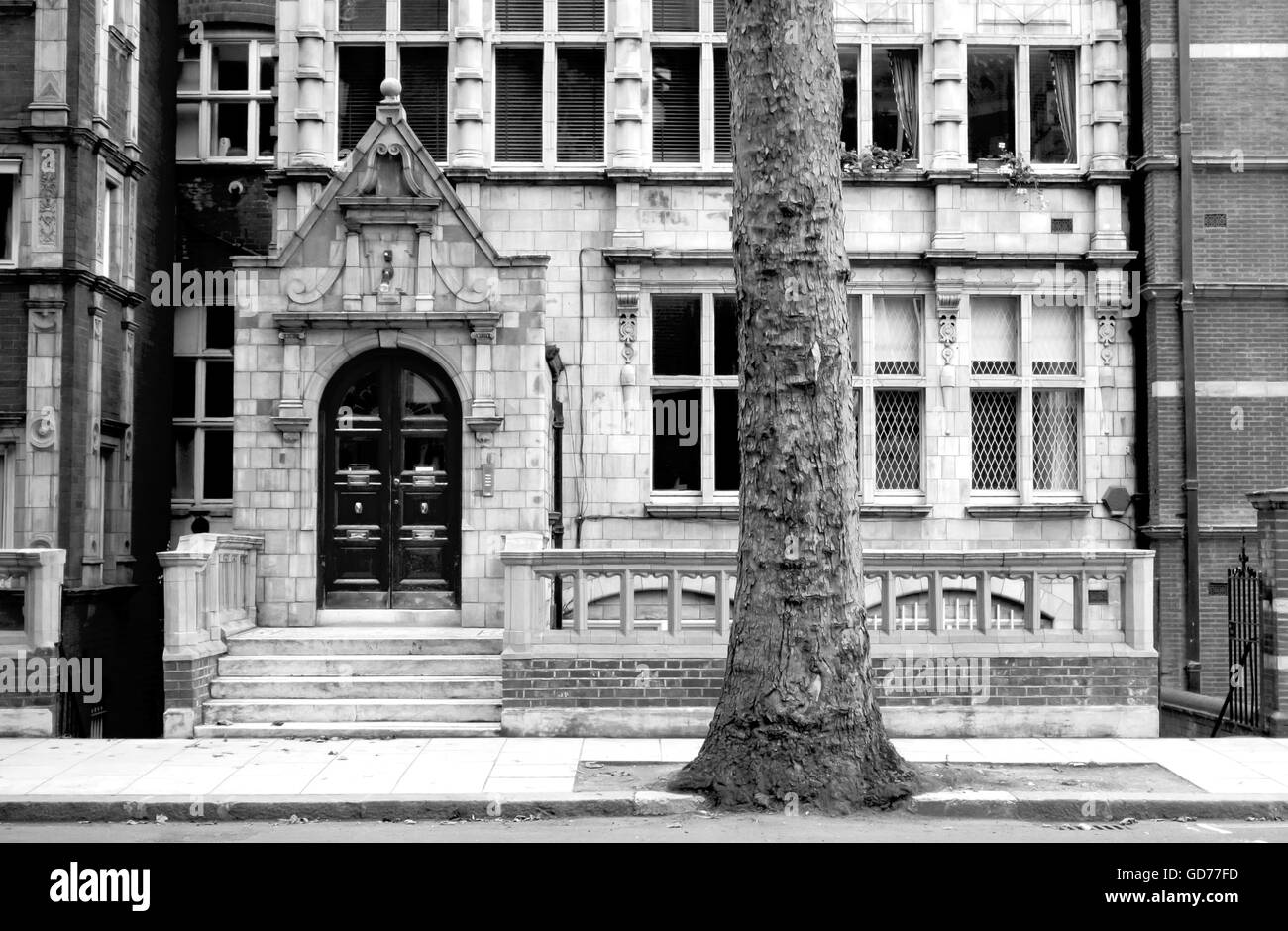 Uk house exterior Black and White Stock Photos & Images - Alamy