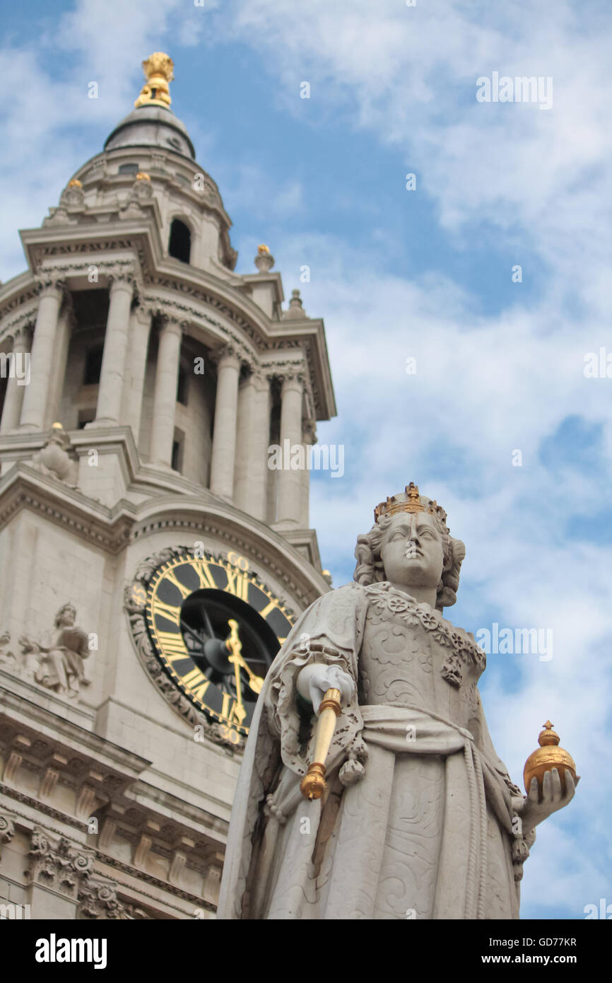 Queen Anne statue in St. Pauls, London Stock Photo - Alamy