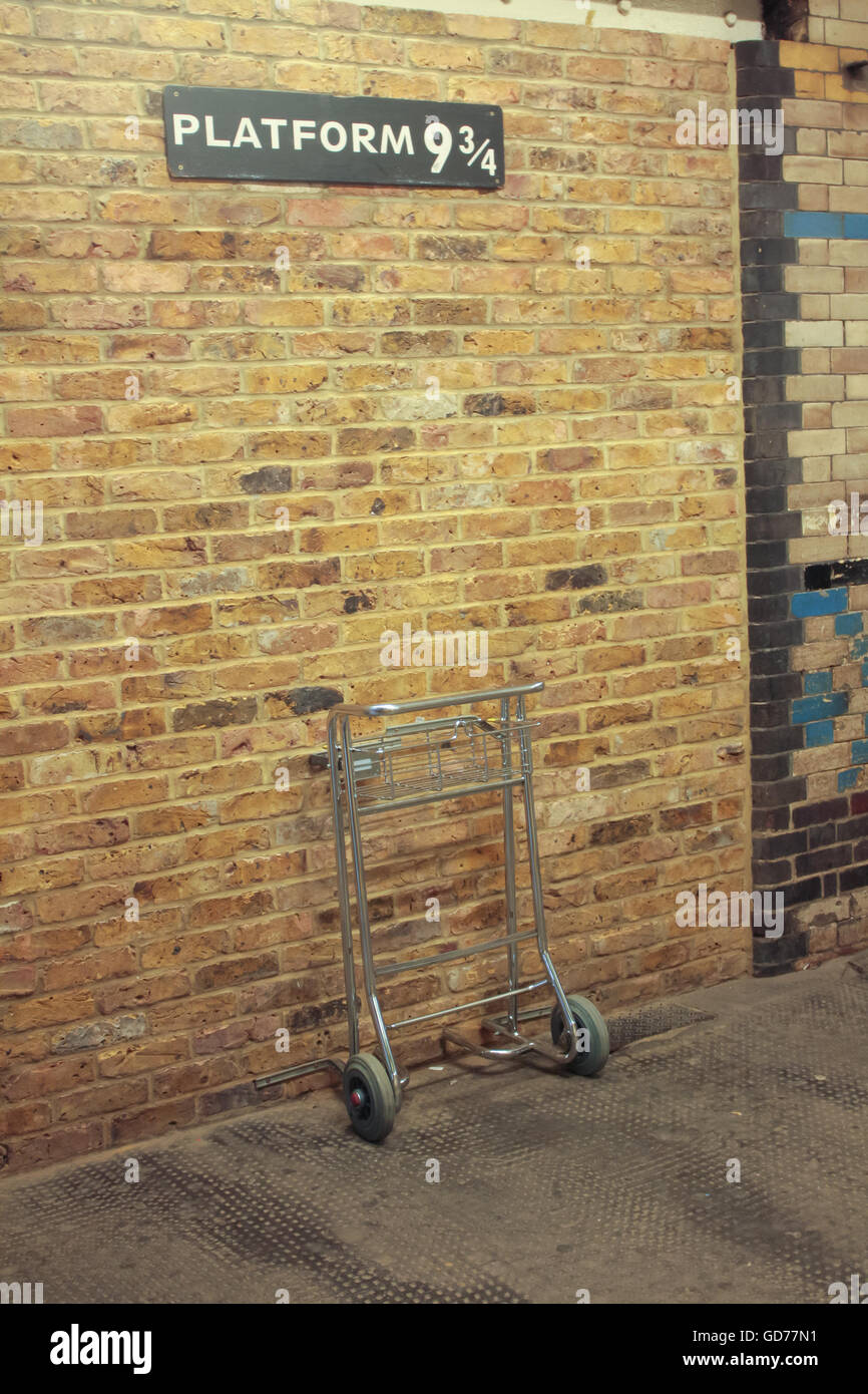 Platform 9 at kings cross station hi-res stock photography and images ...