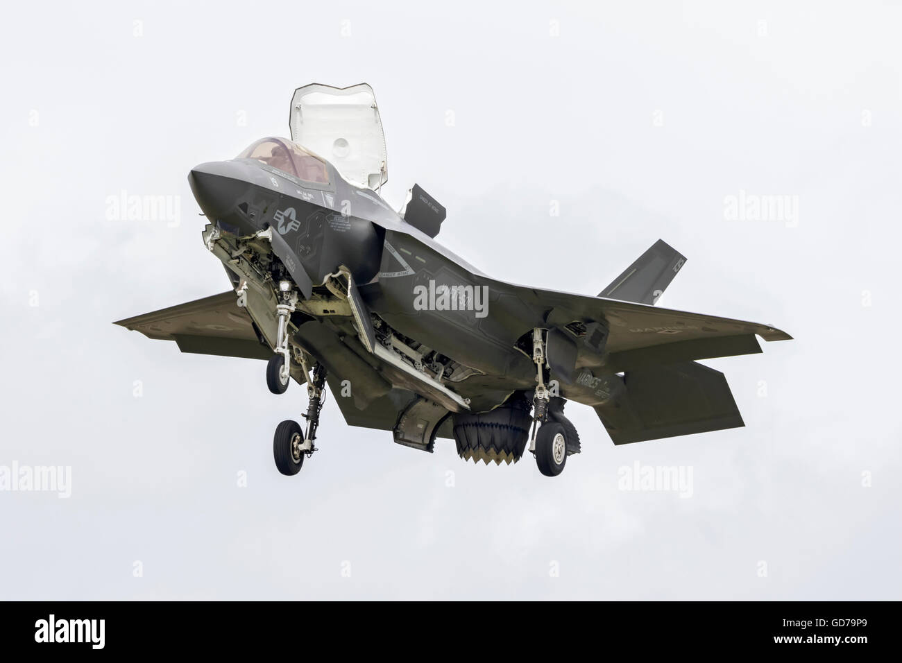 Lockheed f35 flying hi-res stock photography and images - Alamy