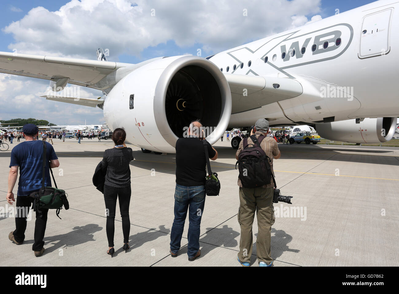 Emirates airbus a350 hi-res stock photography and images - Alamy