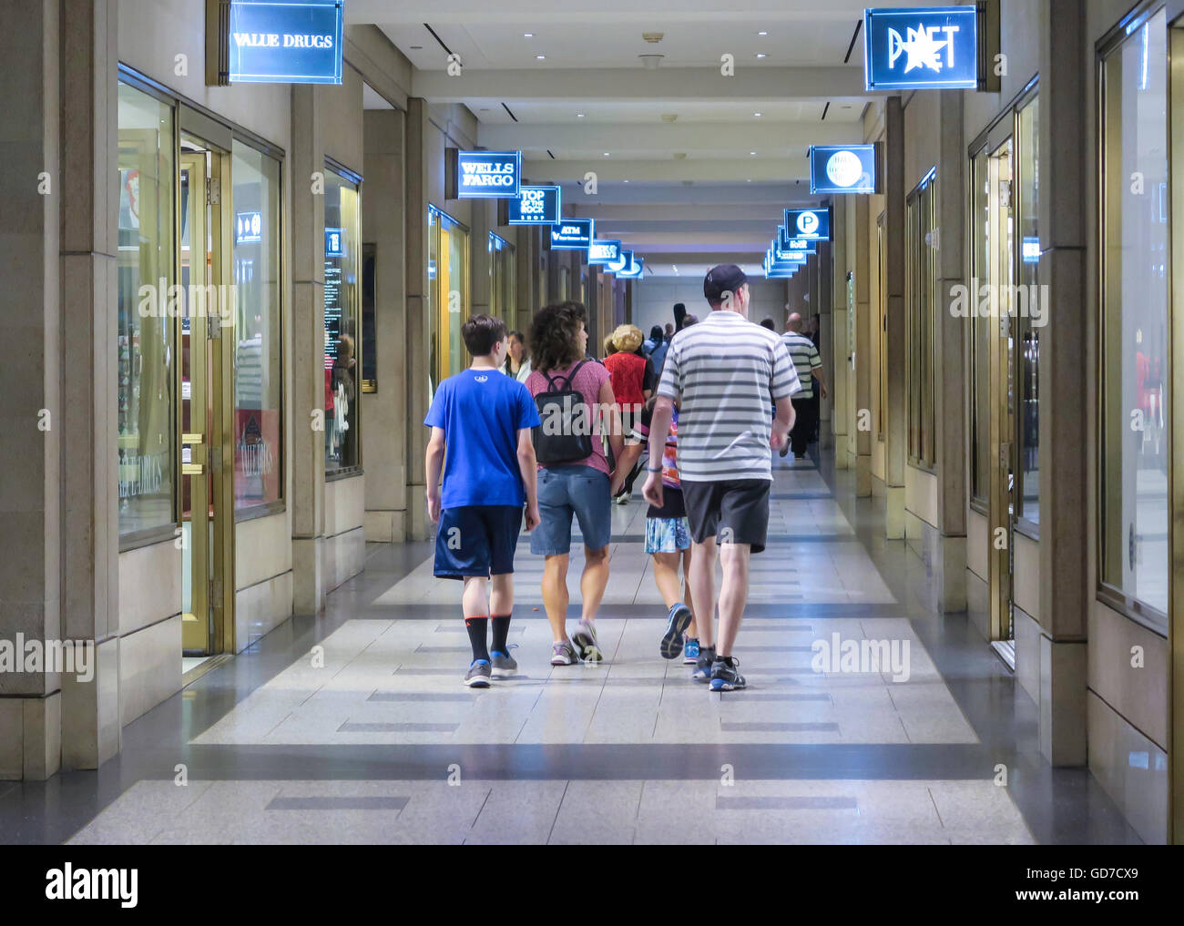 Rockefeller center concourse nyc usa hi-res stock photography and ...
