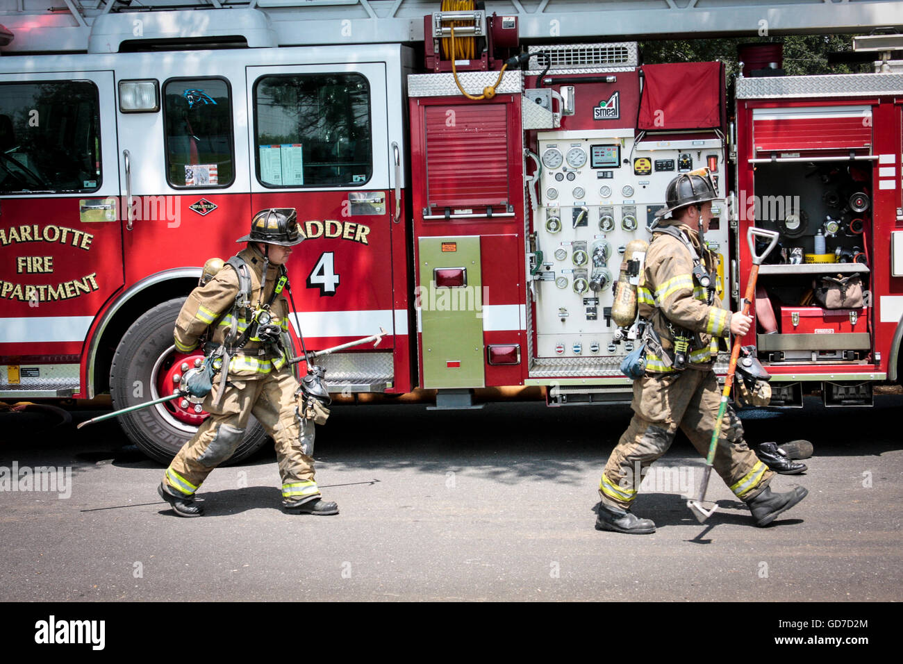Fire engine responding hi-res stock photography and images - Alamy