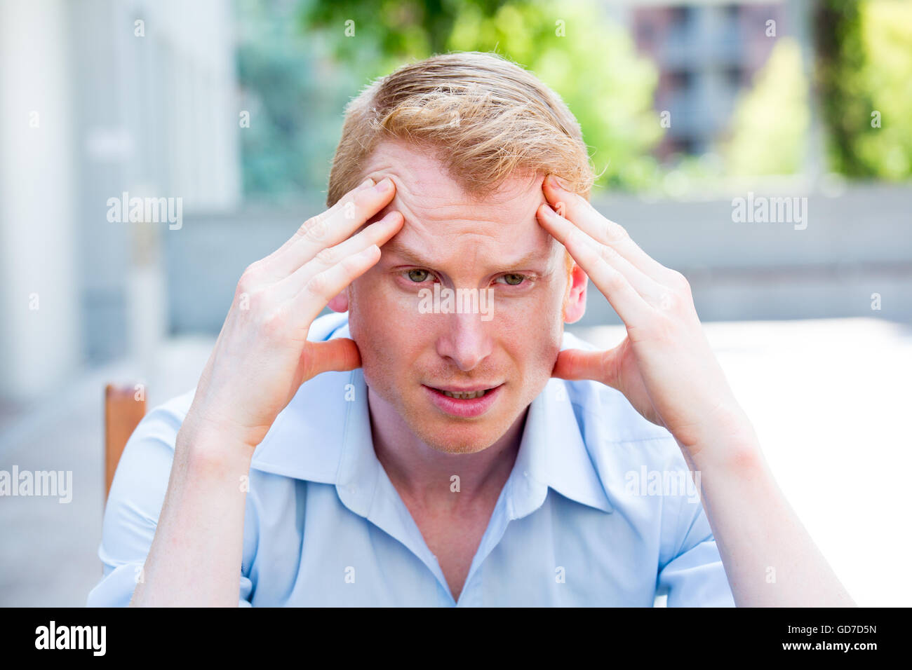 Head in hands man hi-res stock photography and images - Alamy
