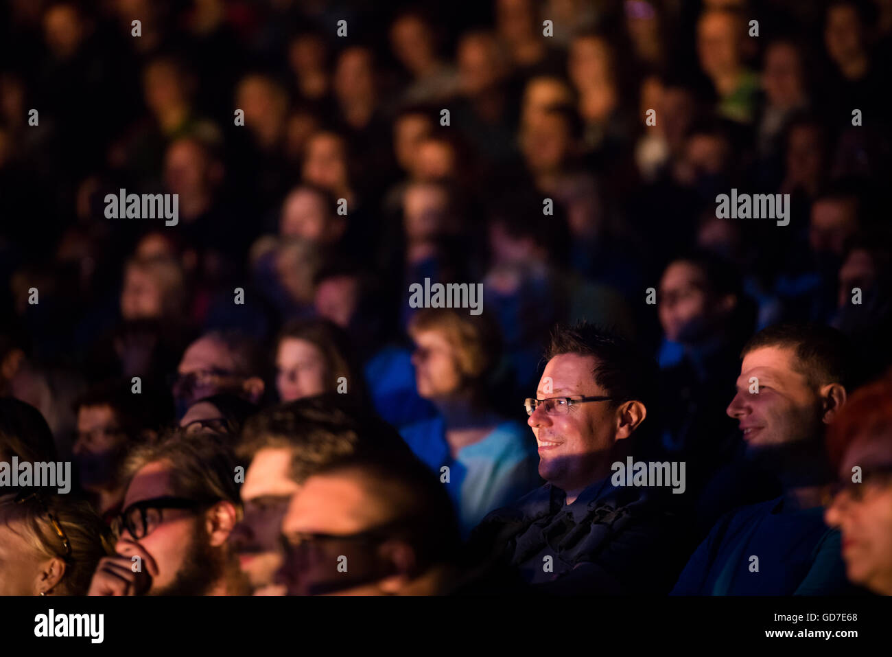 Audience laughing stand up hi-res stock photography and images - Alamy