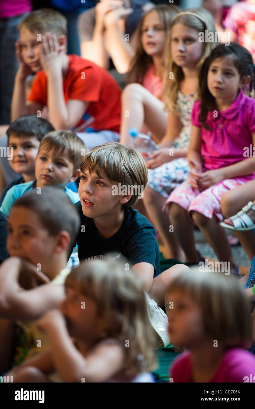 Audience at theatre hi-res stock photography and images - Alamy