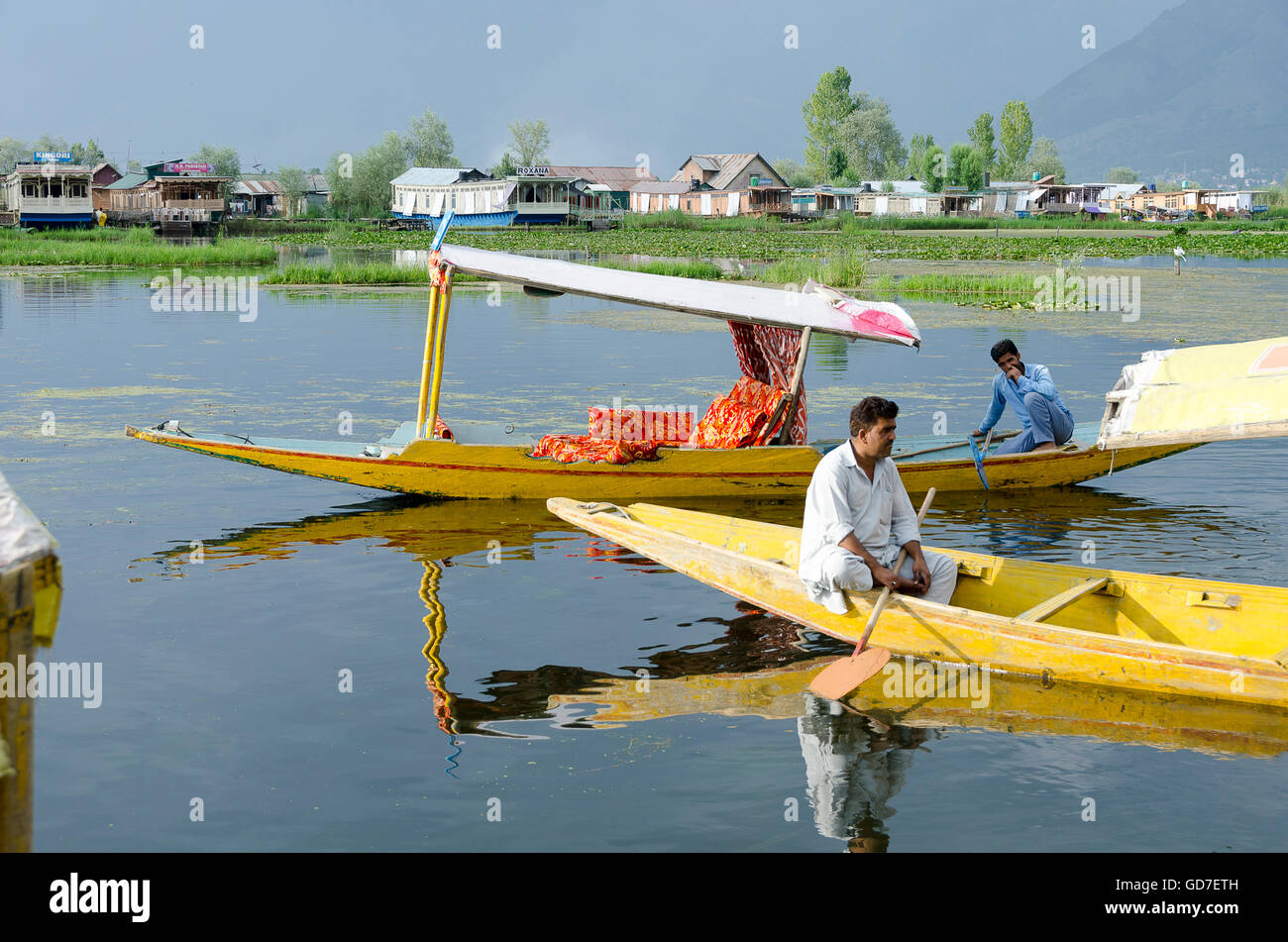 Shikara vessel hi-res stock photography and images - Alamy