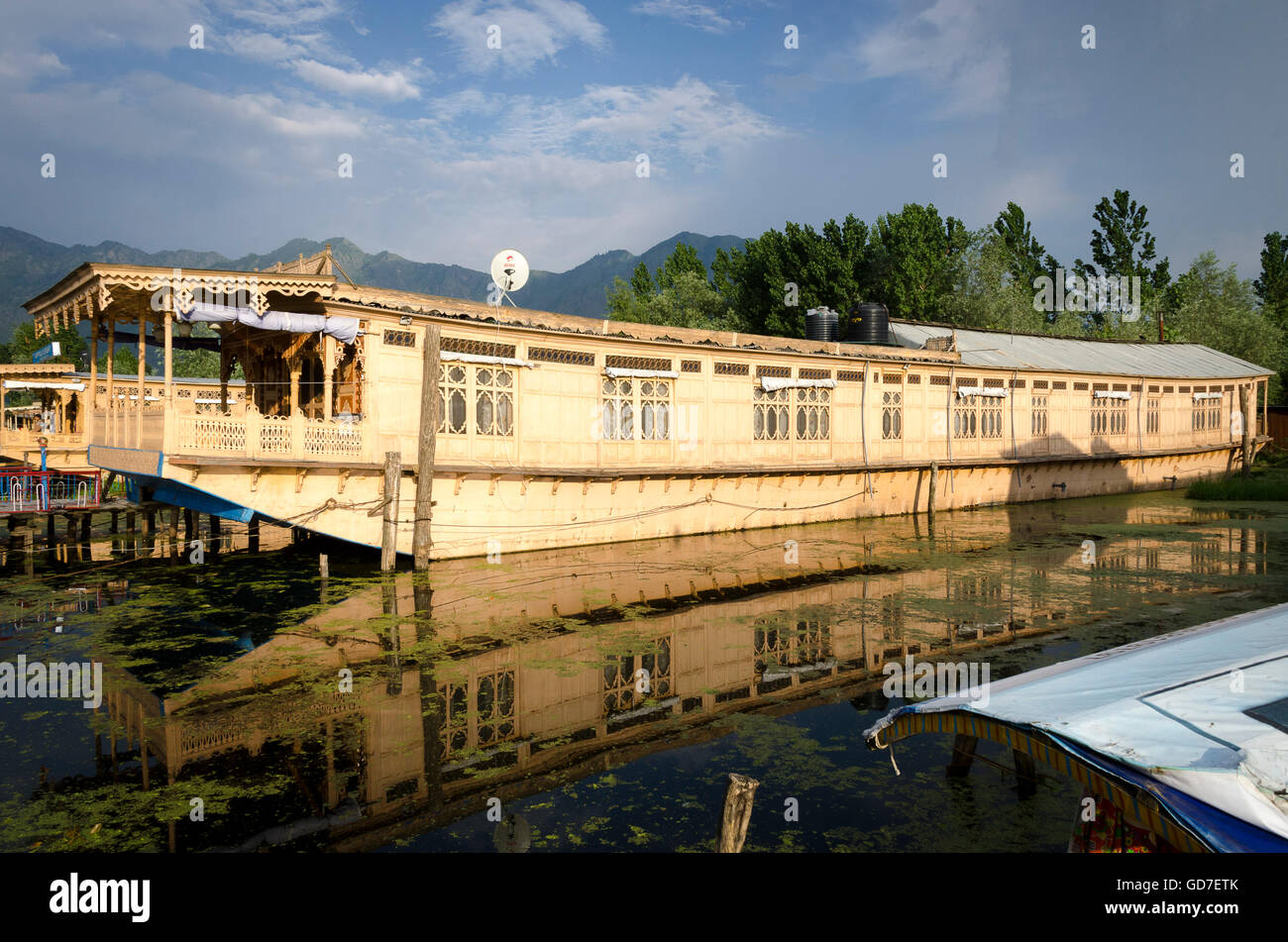 Dal lake and houseboat hi-res stock photography and images - Alamy