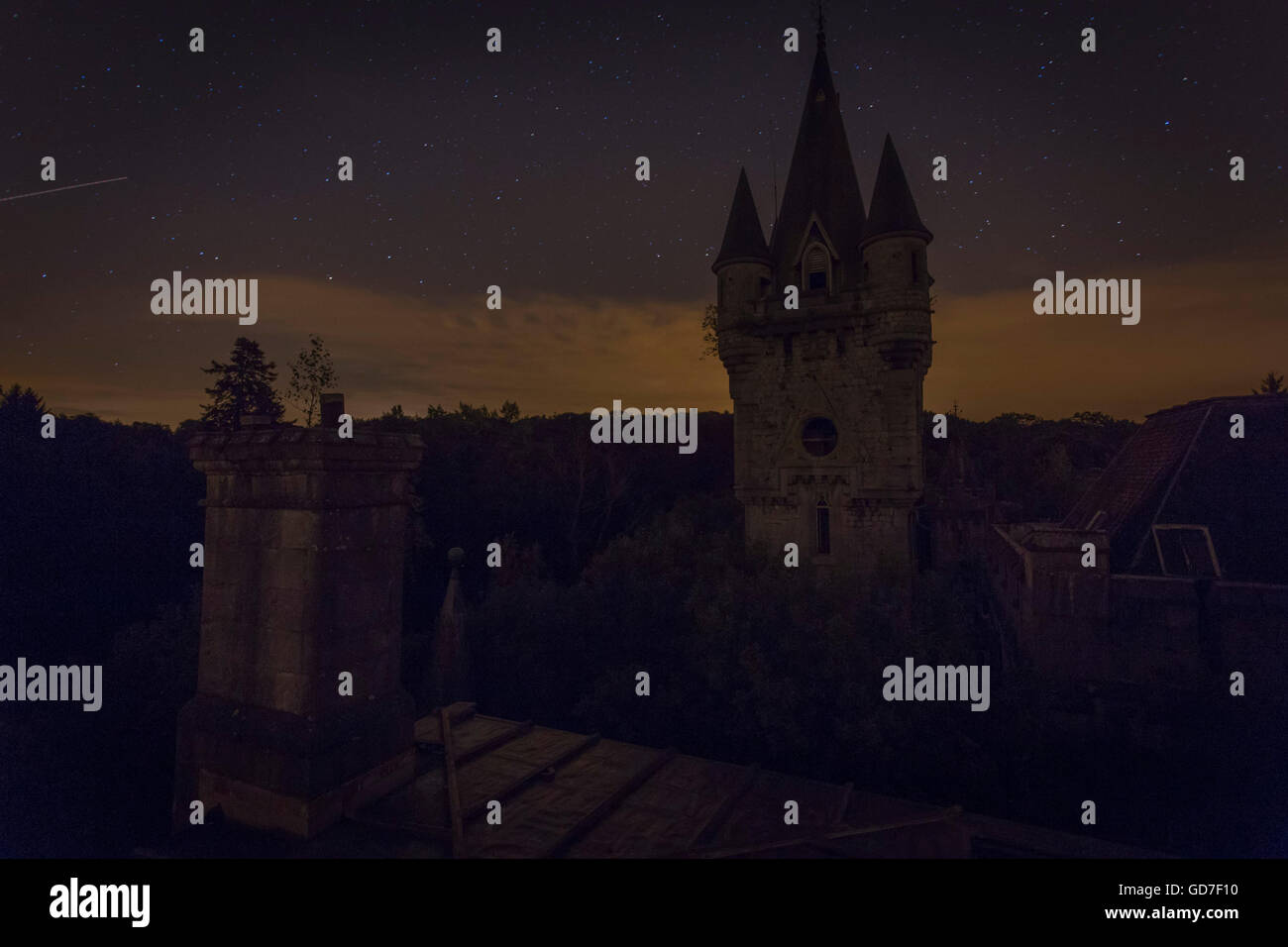 A mysterious old abandoned castle in Belgium at night (Miranda / Noisy ...