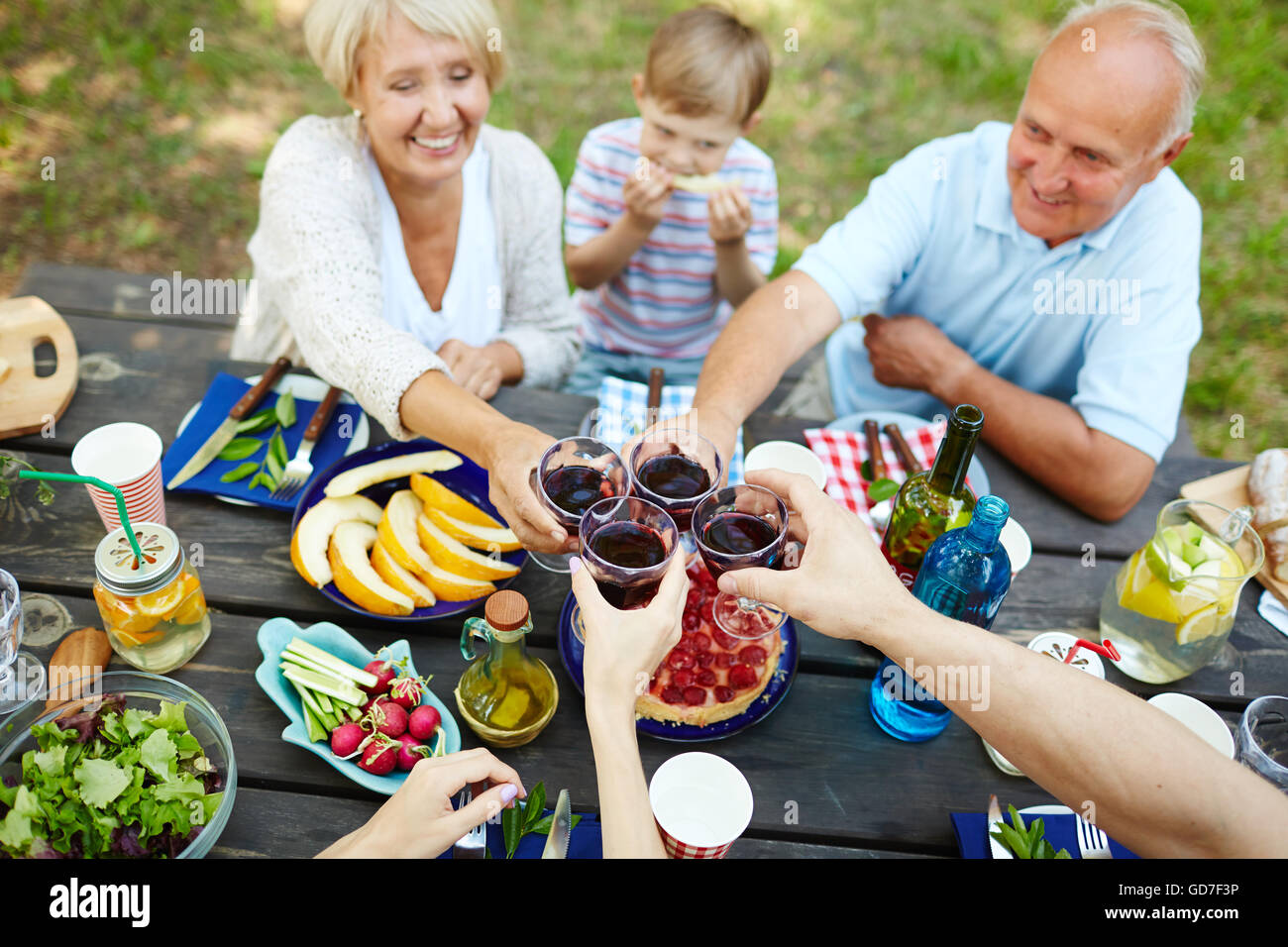 Family toasting dinner table hi-res stock photography and images - Alamy