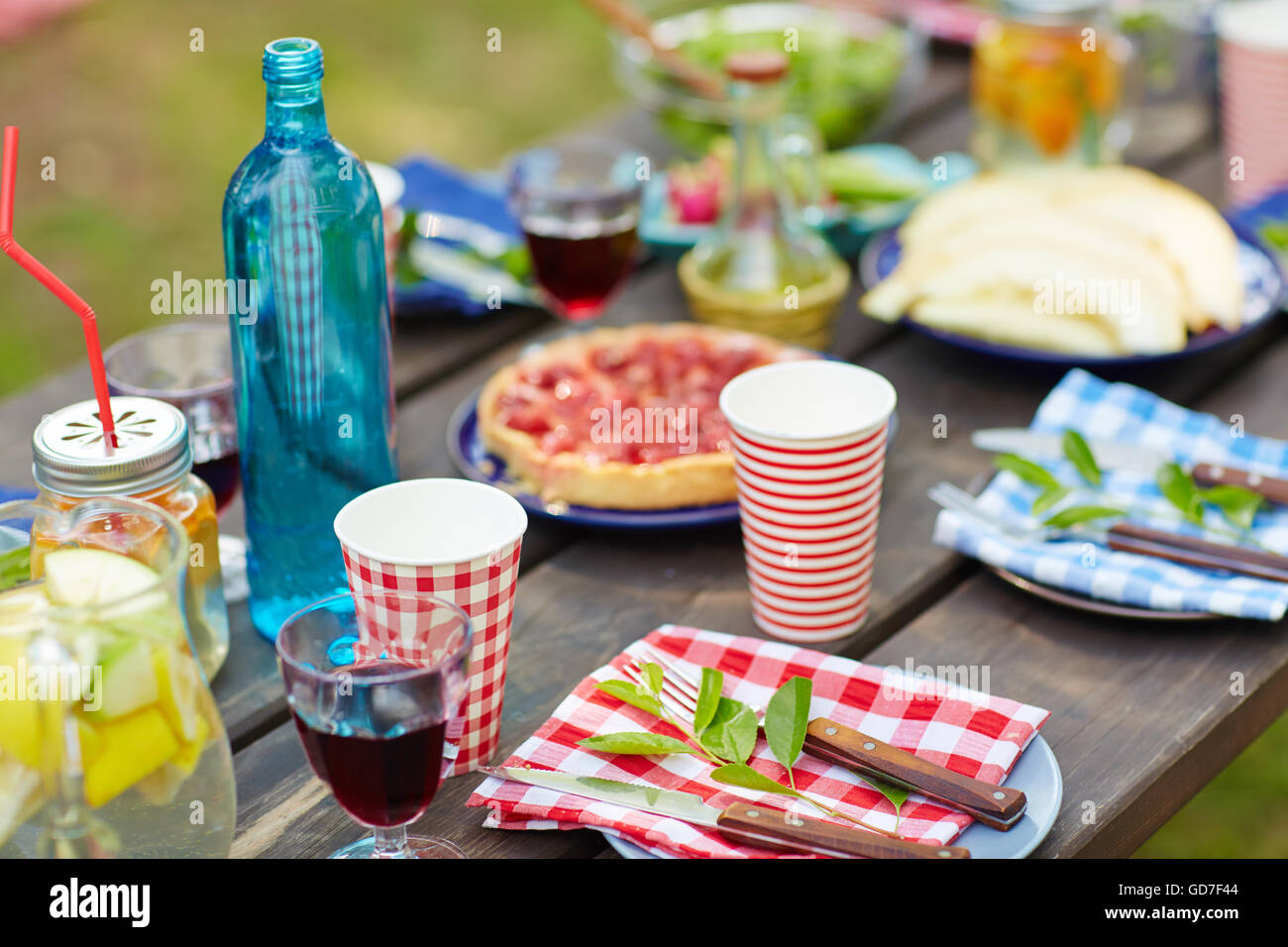 Food gathering hi-res stock photography and images - Alamy