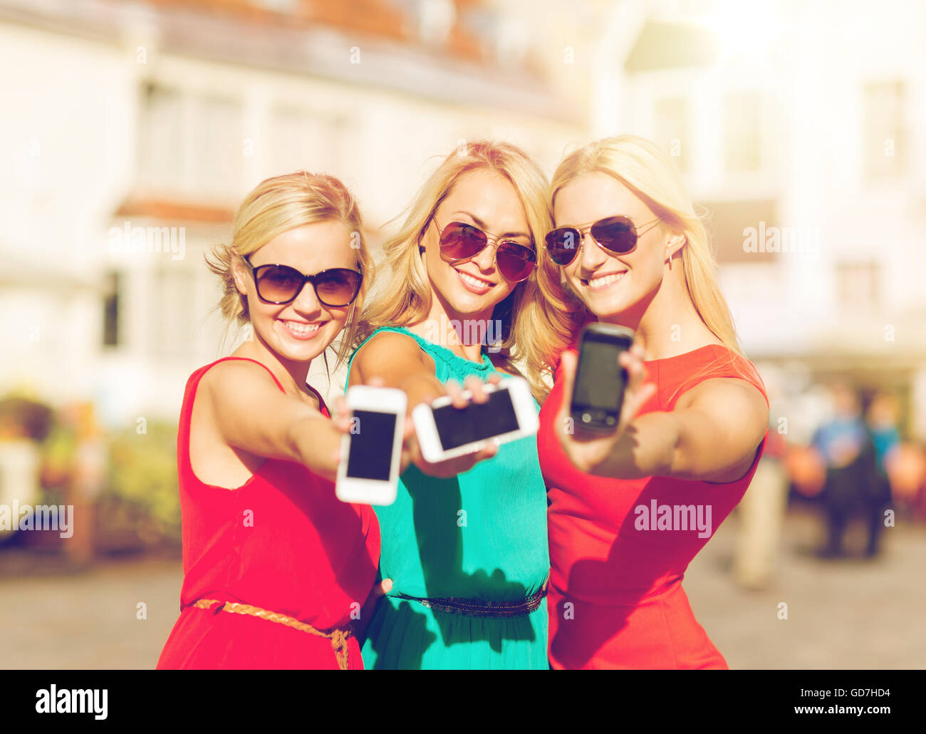 beautiful girls with smartphones in the city Stock Photo - Alamy