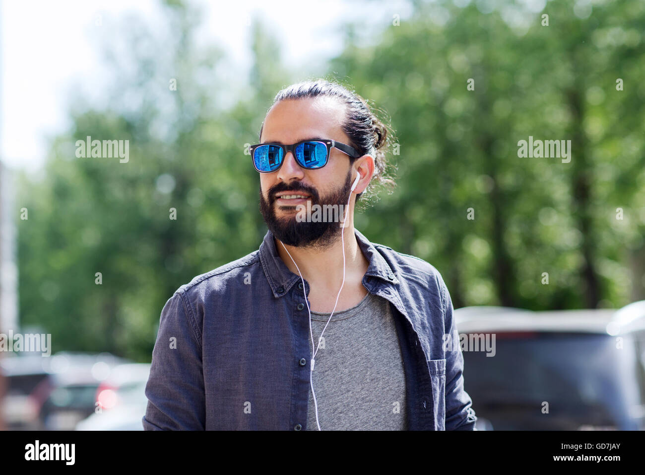 Walking listening music man hipster hi-res stock photography and images ...