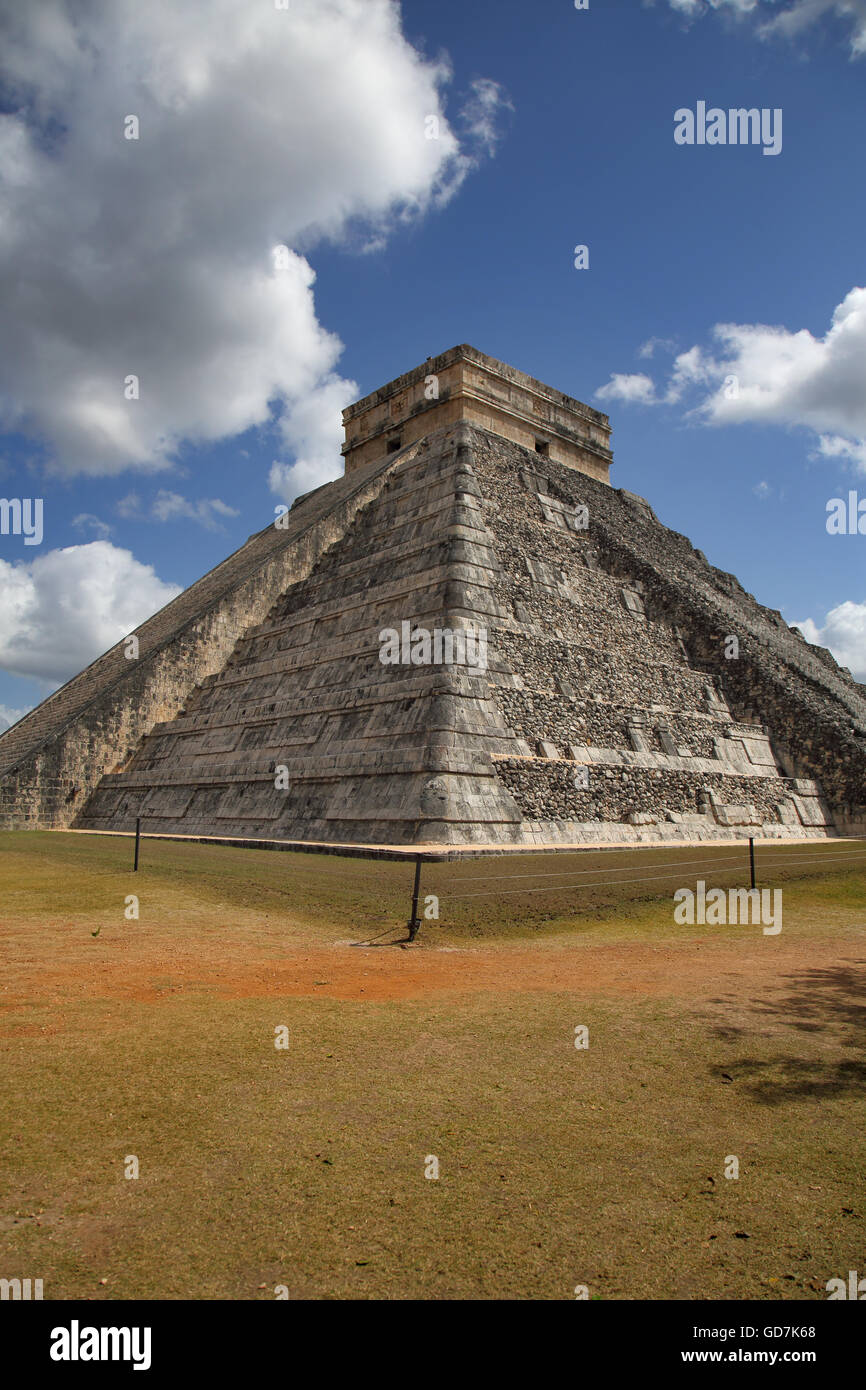 the pyramid of kukulcan at chicken itza mexico Stock Photo - Alamy
