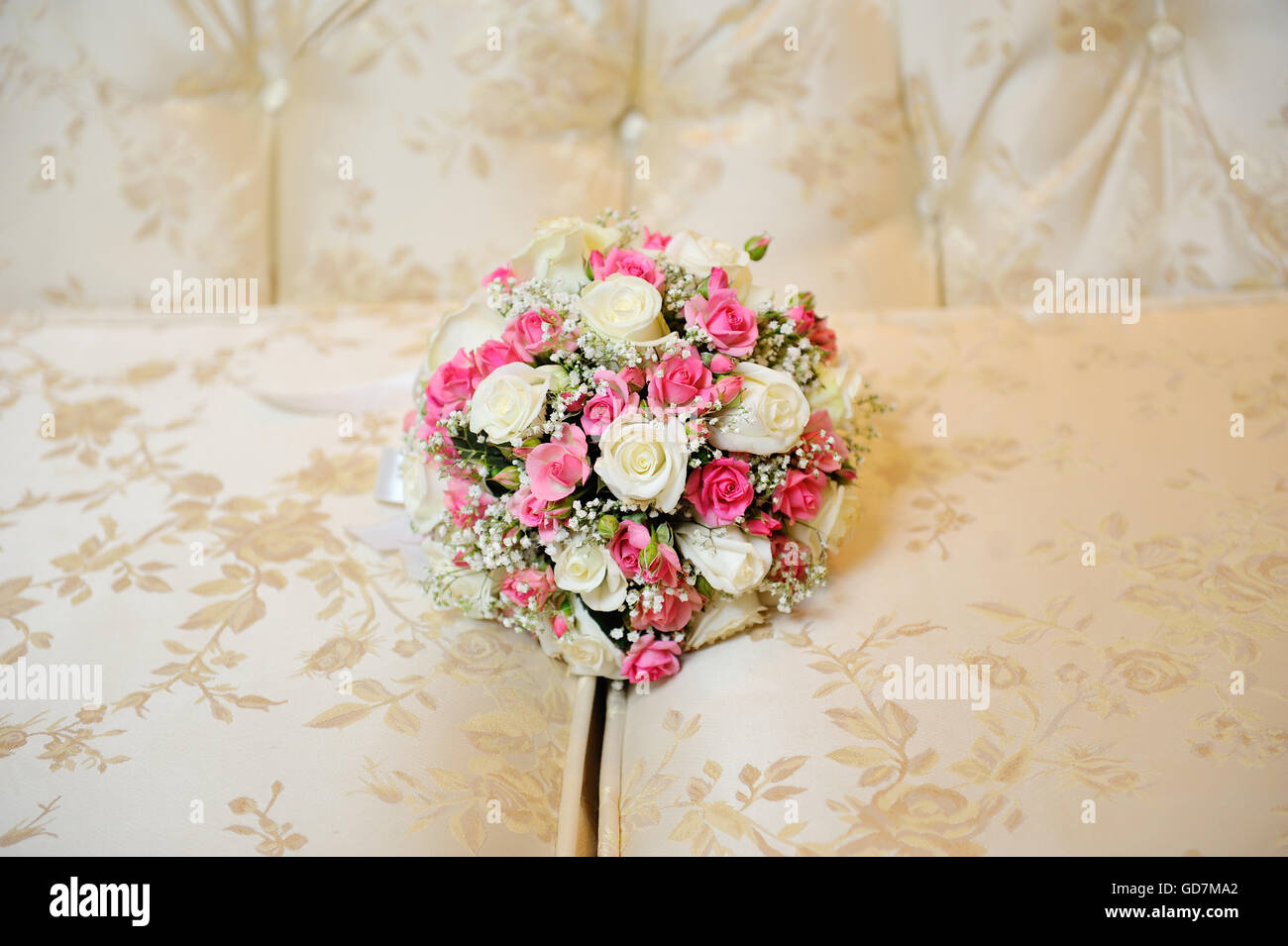 Closeup white rose wedding bouquet hi-res stock photography and images ...