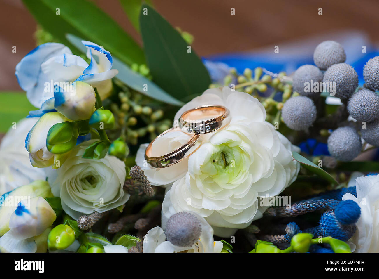 wedding rings with rose flowers Stock Photo - Alamy