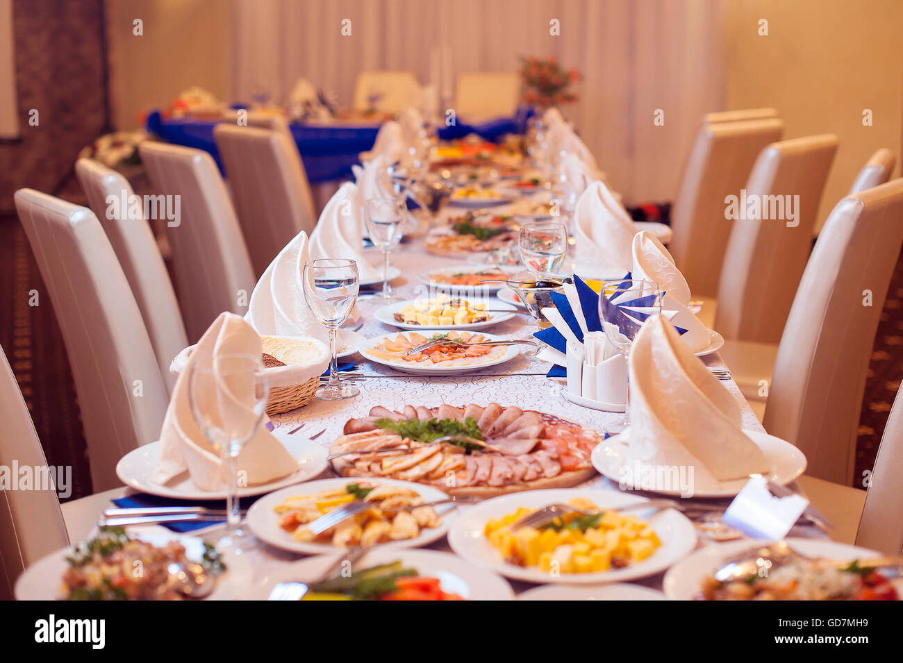 The elegant wedding dinner table Stock Photo - Alamy
