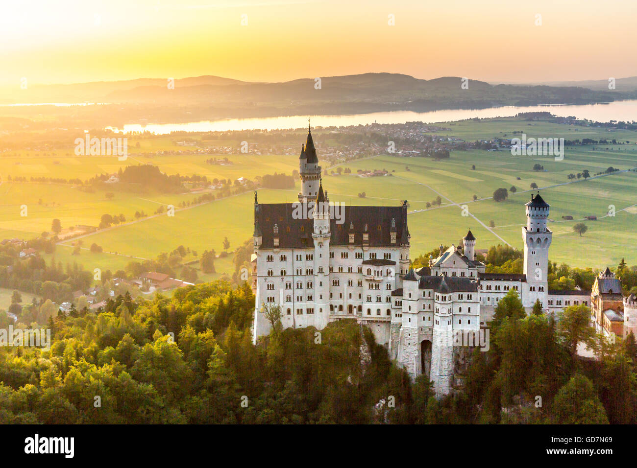 Beautiful summer romantic view of the Neuschwanstein castle at Fussen ...