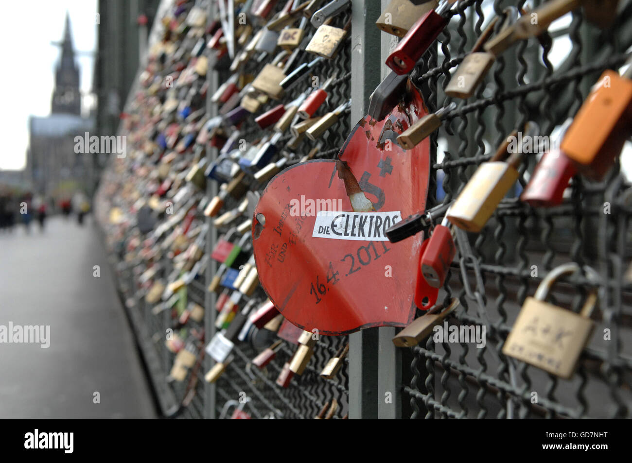 Love locks on Hohenzollen bridge, Cologne, Germany Stock Photo - Alamy