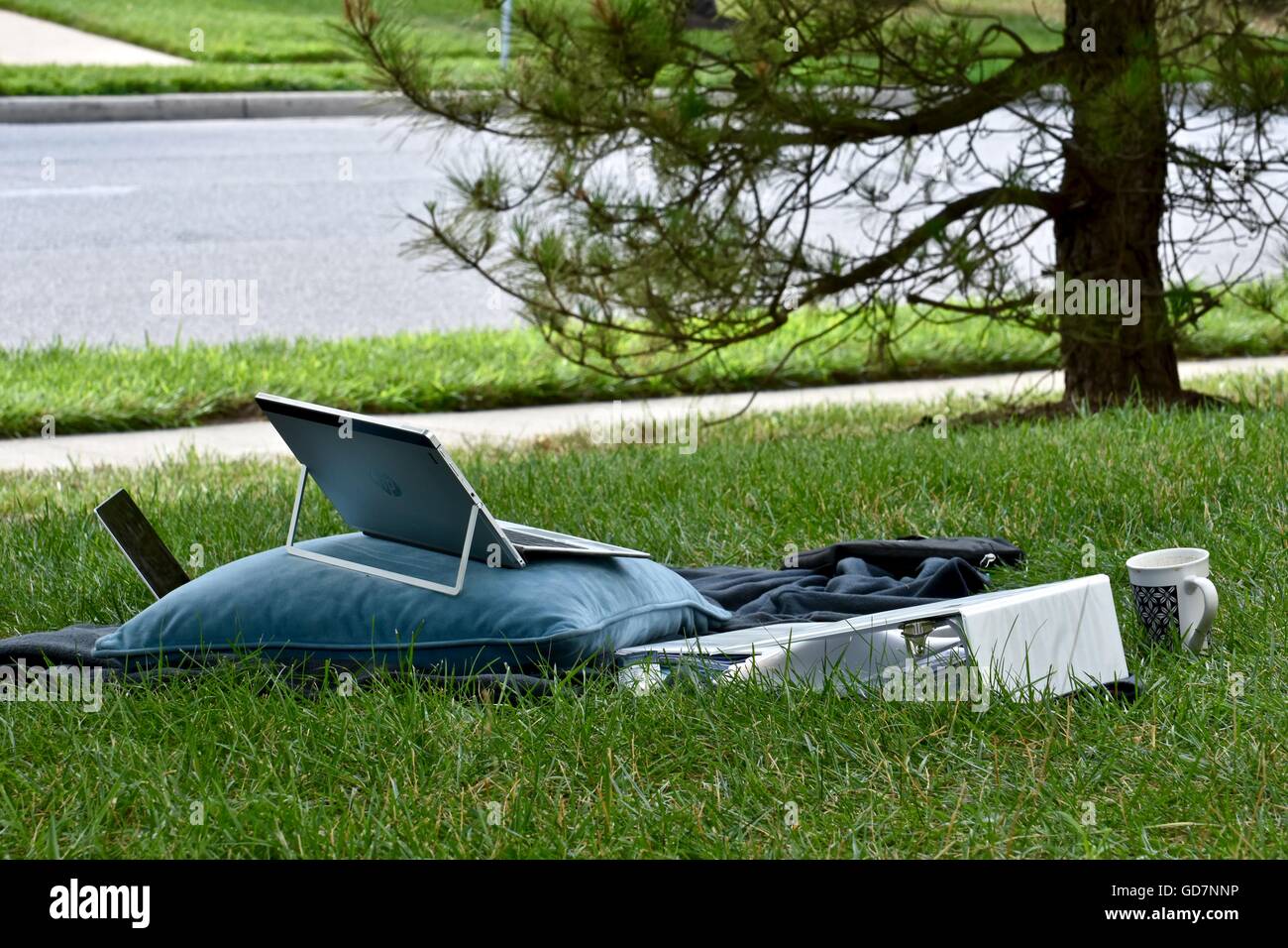 Work outside hi-res stock photography and images - Alamy