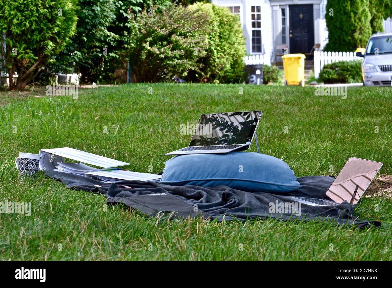 Work outside hi-res stock photography and images - Alamy