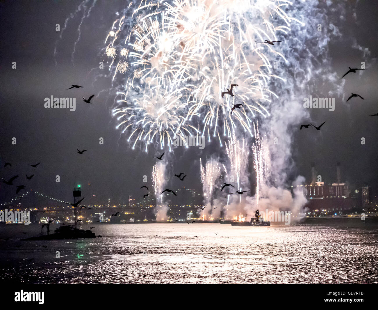 Fireworks july 4th explosions hi-res stock photography and images - Alamy
